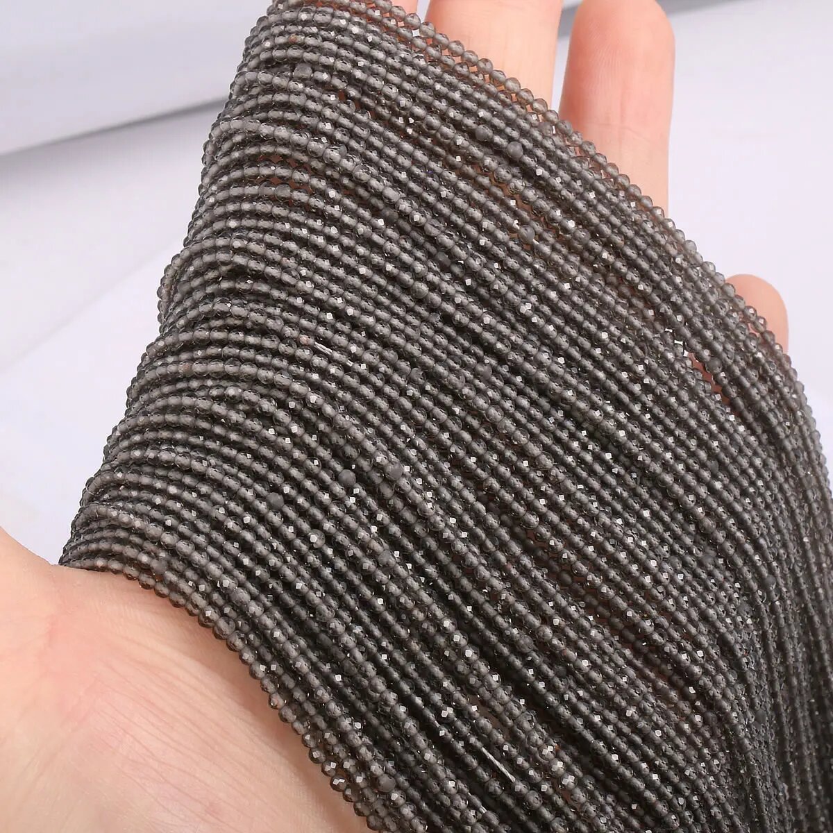 Каменные бусины черные шпинели 3 мм 2mm, серый