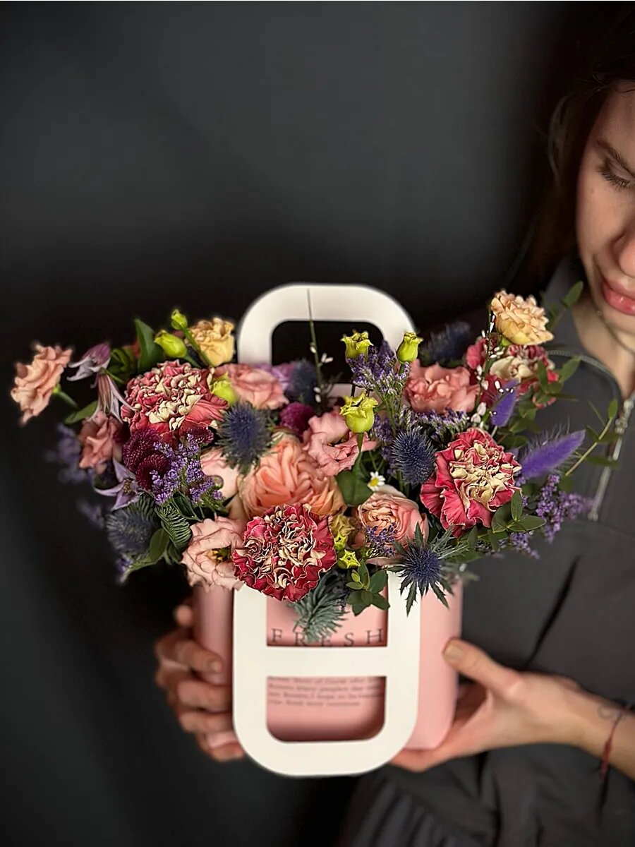 Композиция из живых цветов в сумочке "Характер" с эрингиумом, диантусами и розой