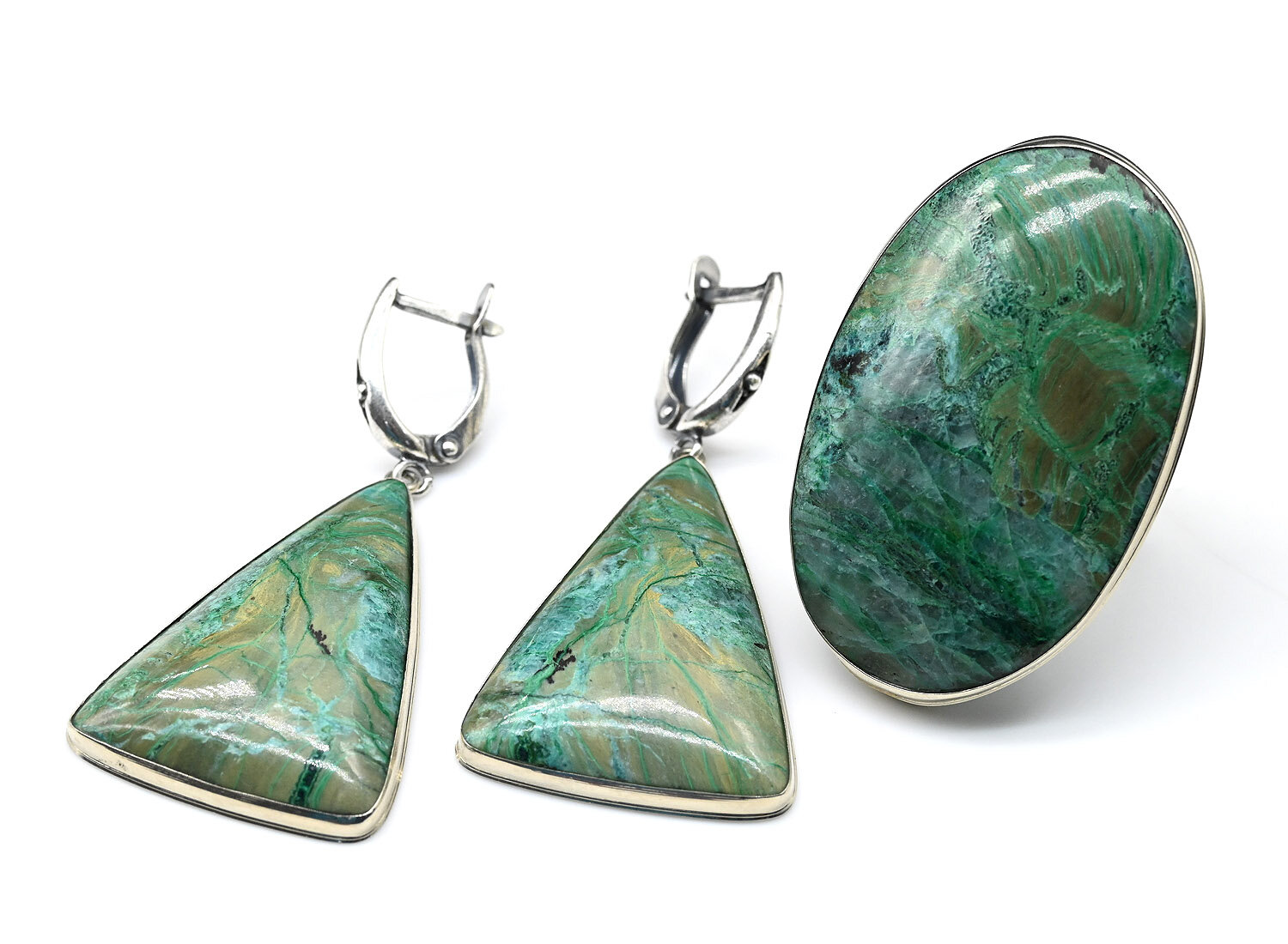 Комплект бижутерии: серьги, кольцо, хризоколла