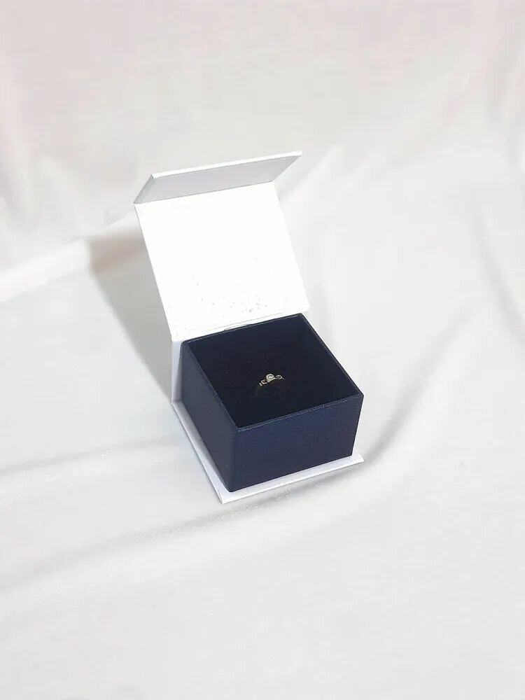 Коробочка для кольца с магнитным клапаном 55х55х35 мм, бело-синии