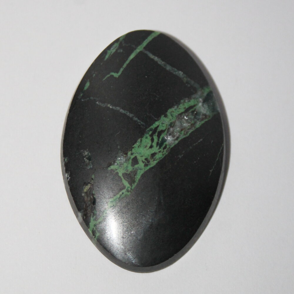 Уваровит в хромите кабошон, натуральный камень, 39х26х3 мм, Урал (Сараны), «True Stones»