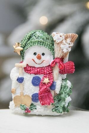 Декоративный магнит волшебный персонаж: снеговичок С метелкой, керамика, 8 см, Koopman International AAA000845-4