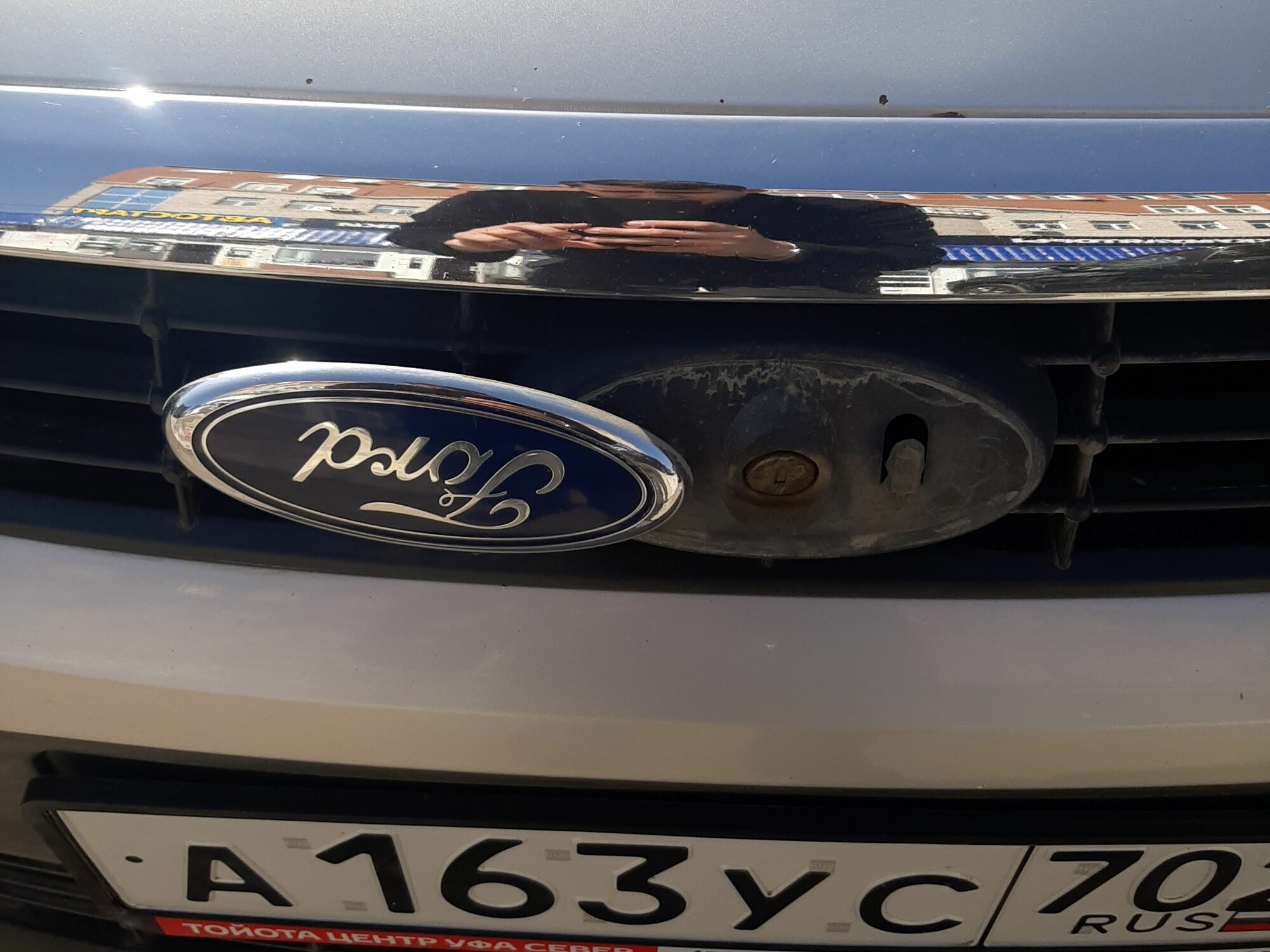 Эмблема передняя решётки радиатора Ford Focus 2