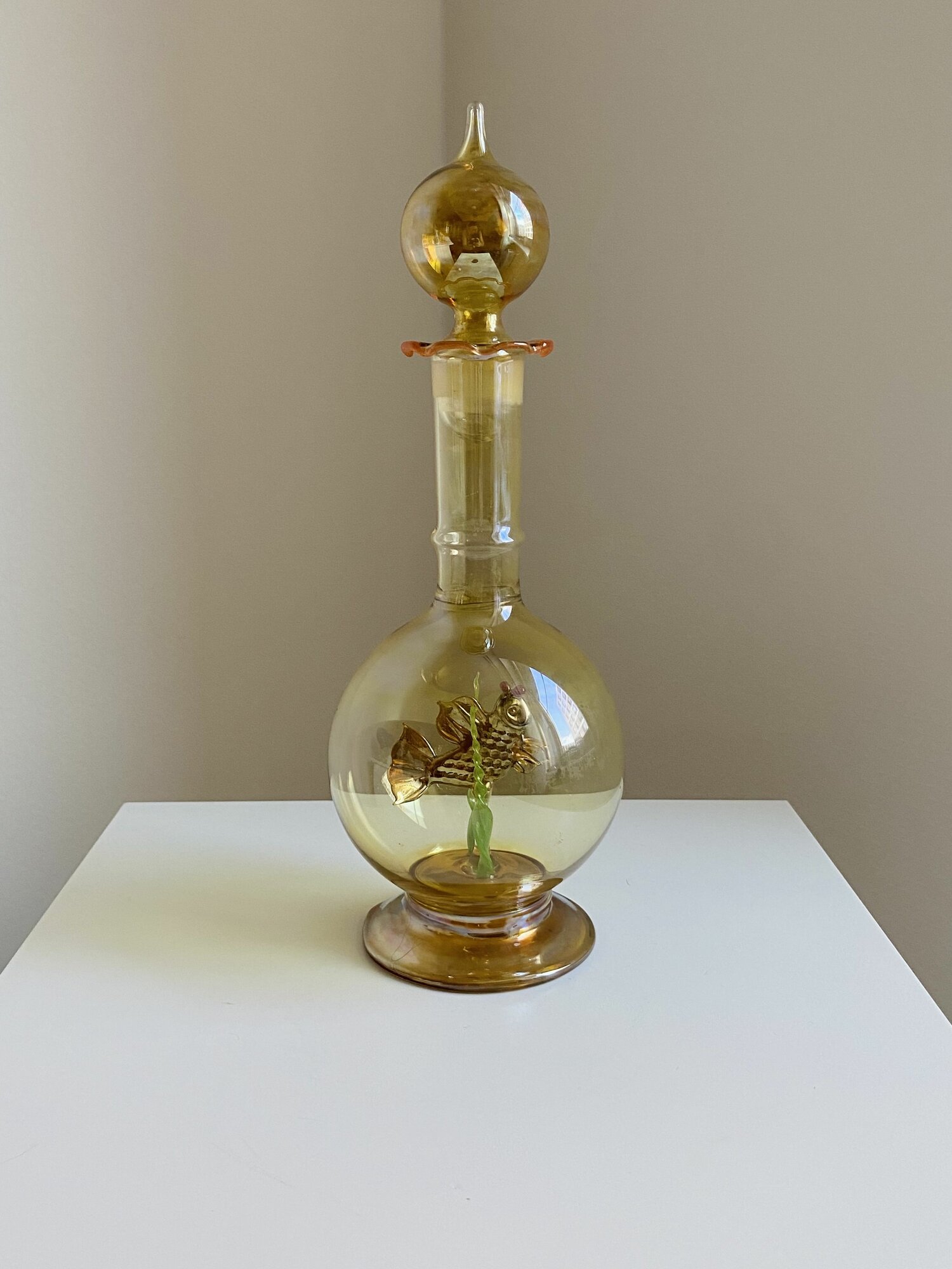 Штоф, графин СССР "Рыбка" Цветное стекло! Высота 28 см! Гутная техника! Янтарный цвет!