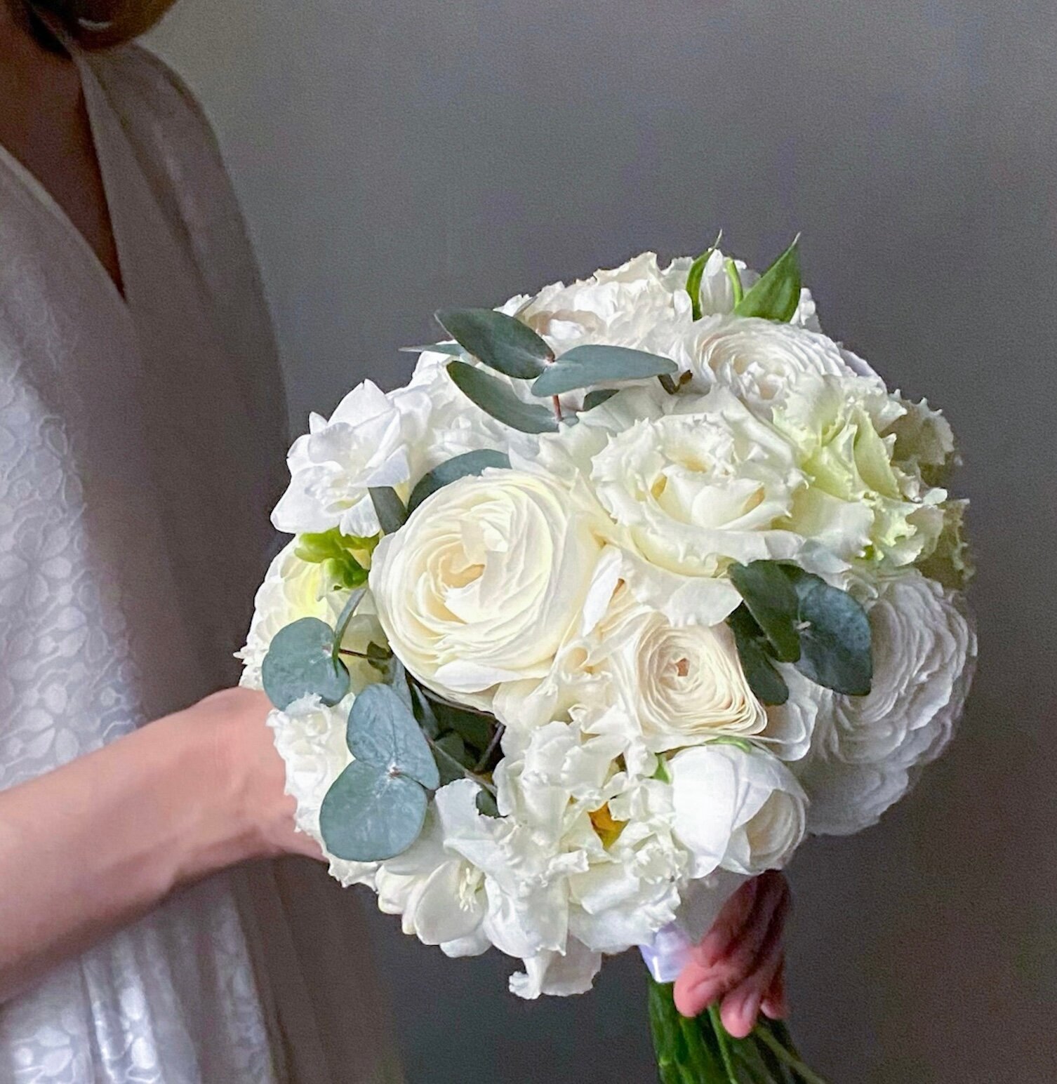 Букет невесты с нежными ранункулюсами, эвкалиптом и эустомой в авторском оформлении, в коробке и аквабоксе. Veresk127