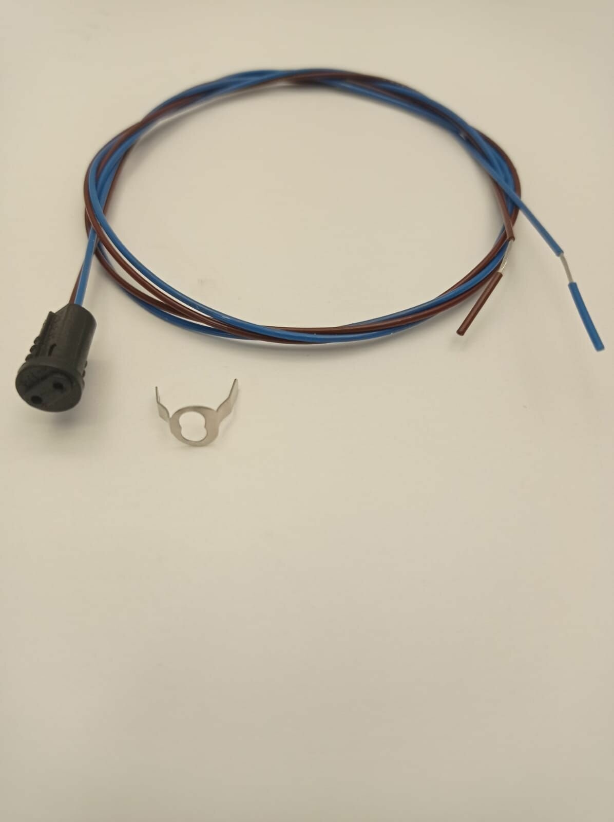 Патрон для галогеновой лампы G4 с проводом 70см 12В черный Термопластик с крепежным кольцом