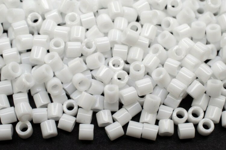 Бисер японский MIYUKI Delica цилиндр 8/0 DBL-0200 белый, непрозрачный, 5 грамм