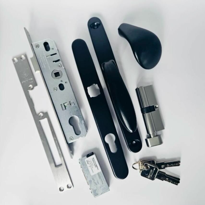 Надежный комплект для калитки (ручка ухват, черная, ral 9005 + замок STUBLINA с личинкой DORMA 80 + электромагнитная защелка)