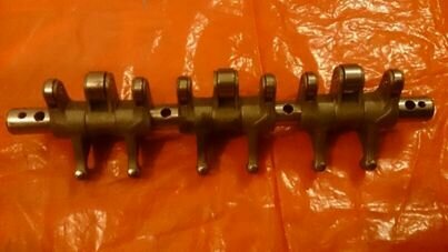 Вал и коромысла впускных клапанов в сборе. Мотор Mitsubishi 6B31