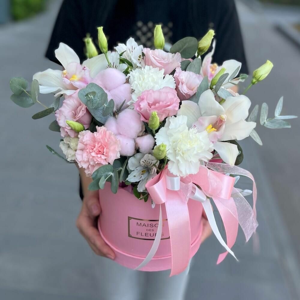 Композиция из эустомы, гвоздик и орхидей в коробке с эвкалиптом - Plaza Flowers