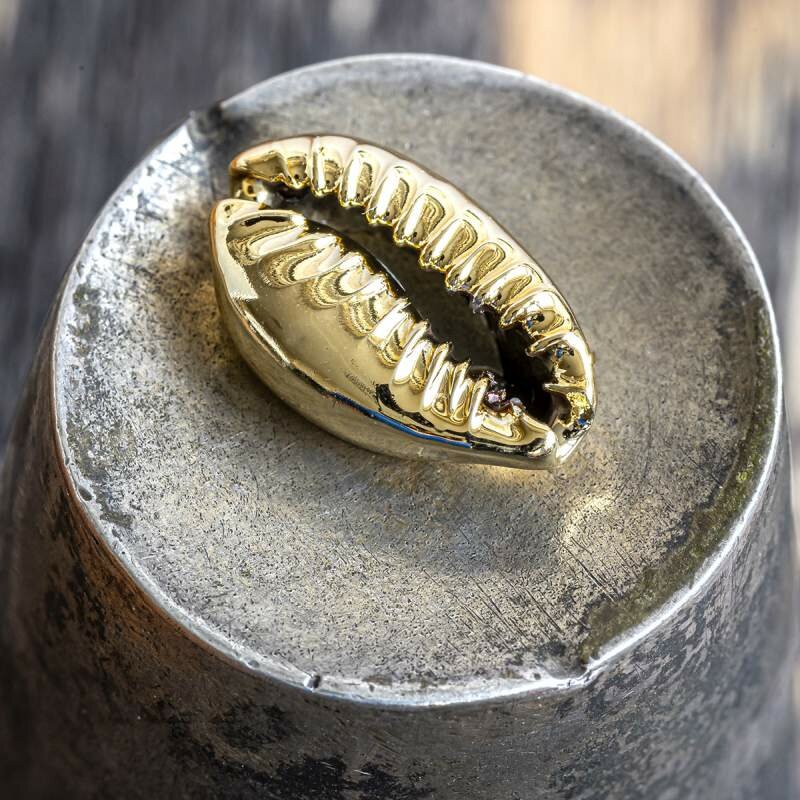 Кулон Подвеска из ракушки Каури (упаковка 8 шт.) для рукоделия / декора / бижутерии, с металлизацией, цвет золото, размер 13-16x8-11x5-6 мм