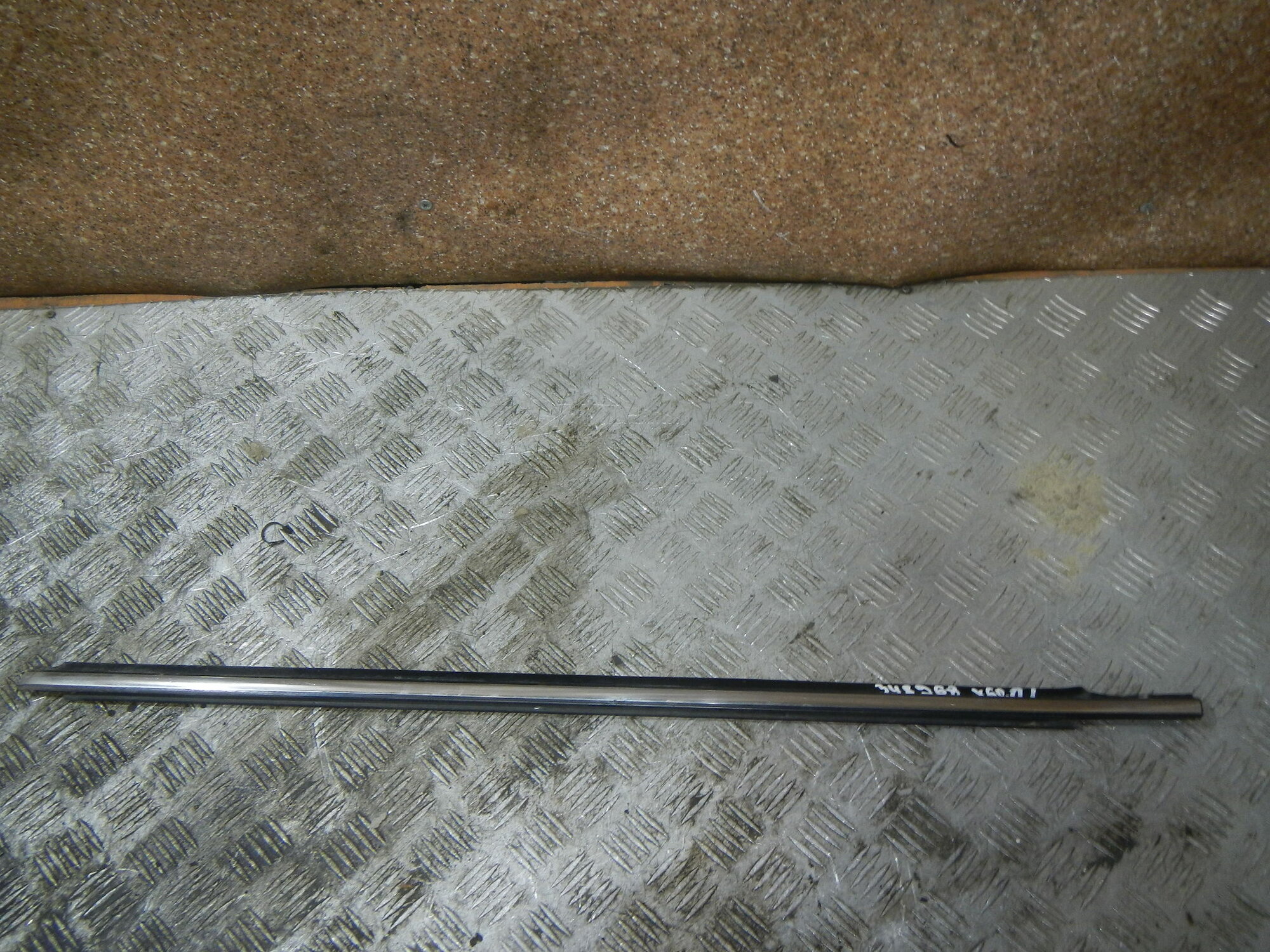 Б/У Накладка стекла переднего левого, Lifan (Лифан)-X-60 (12-) LIFAN X-60 (12-) Царапины 348968 LIFAN арт. S6107112A2