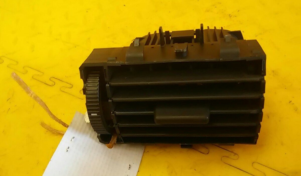 Дефлектор воздушный Octavia Tour (A4 1U-) Skoda 1U1819702A