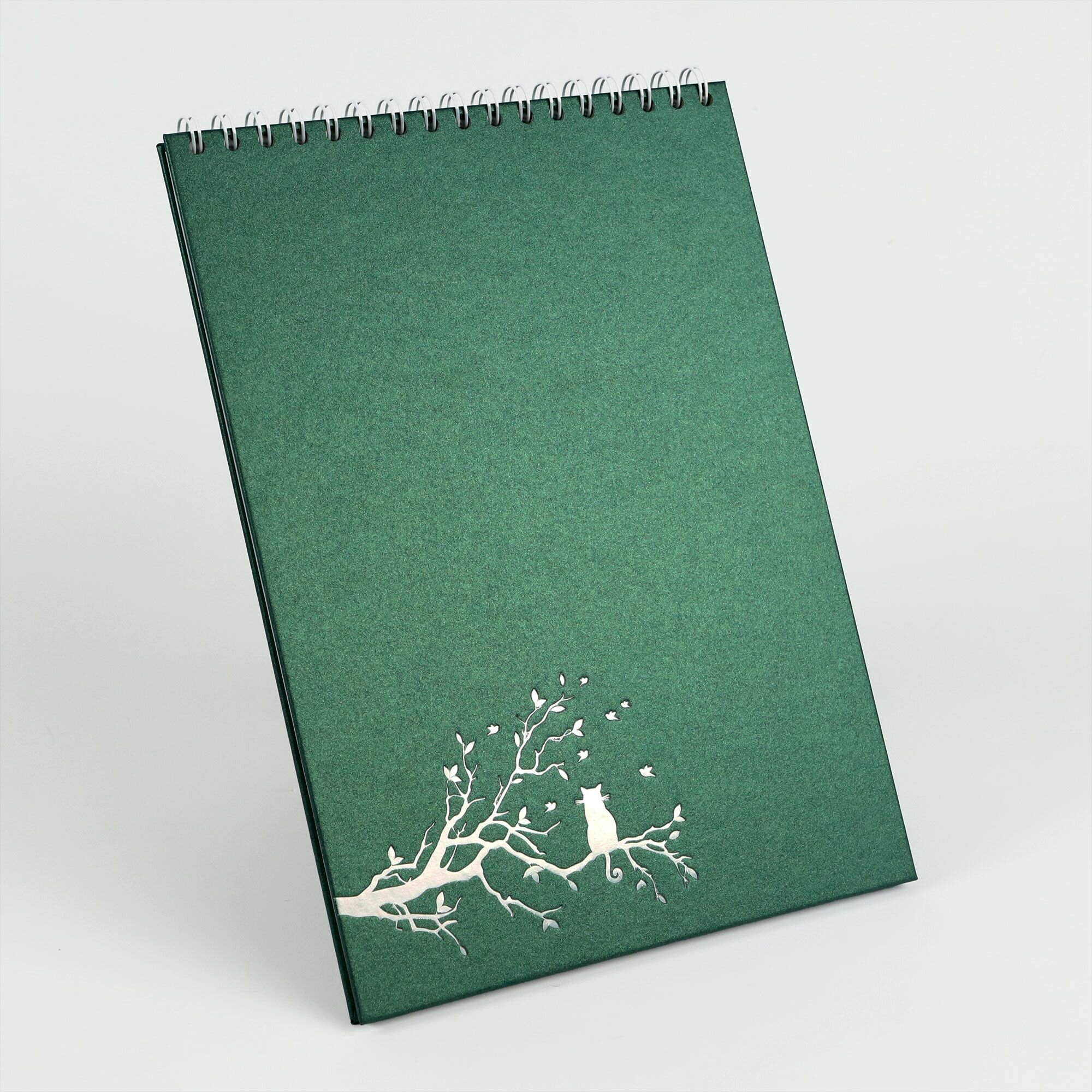 Блокнот А5 с жесткой картонной обложкой, зеленая искристая дизайнерская бумага, тиснение рисунка серебро, 40 листов в линию с двух сторон
