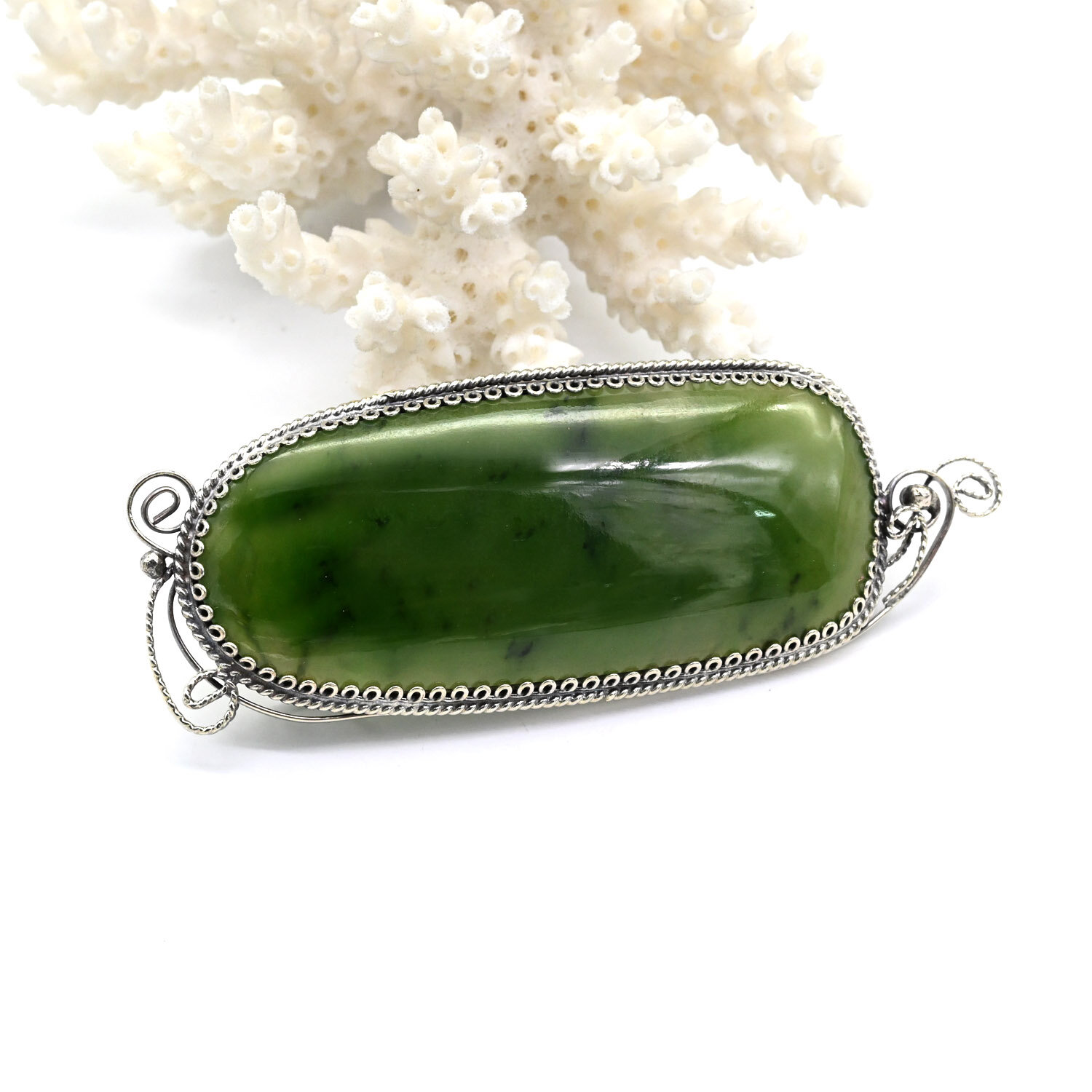 Брошь, нефрит