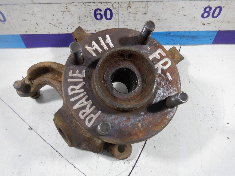 Кулак передний правый Nissan Prairie M11