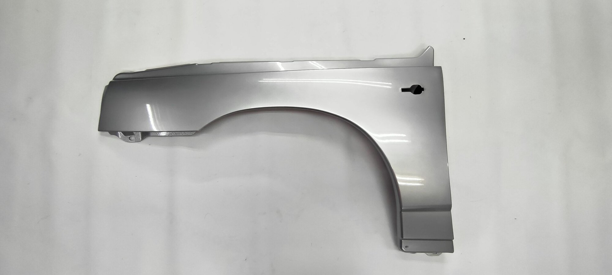 Крыло пластиковое левое 2110 2111 2112 окрашенное в цвет Снежная Королева 690:"серебристый металлик"
