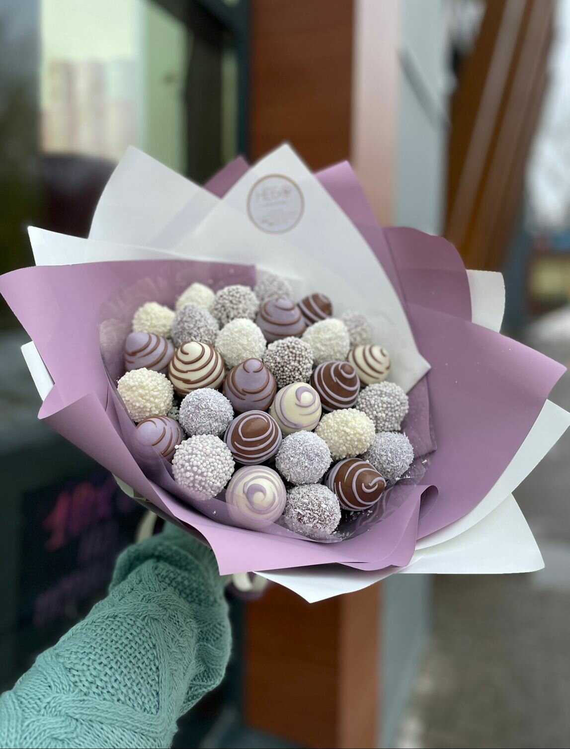 Букет с клубникой в белом, молочном и фиолетовом шоколаде, кокос, белый рис, 500 г, Lucky 2, бел и фио упаковка