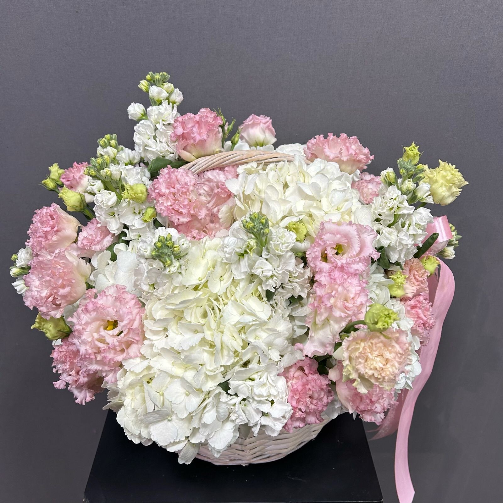 Корзина с гортензией, маттиолой, эустомой флавэль, M, 25 цветов, высота 40см