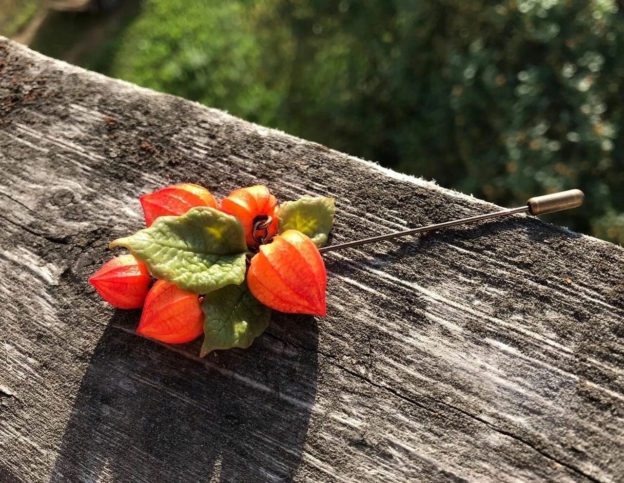 Брошь, пластик