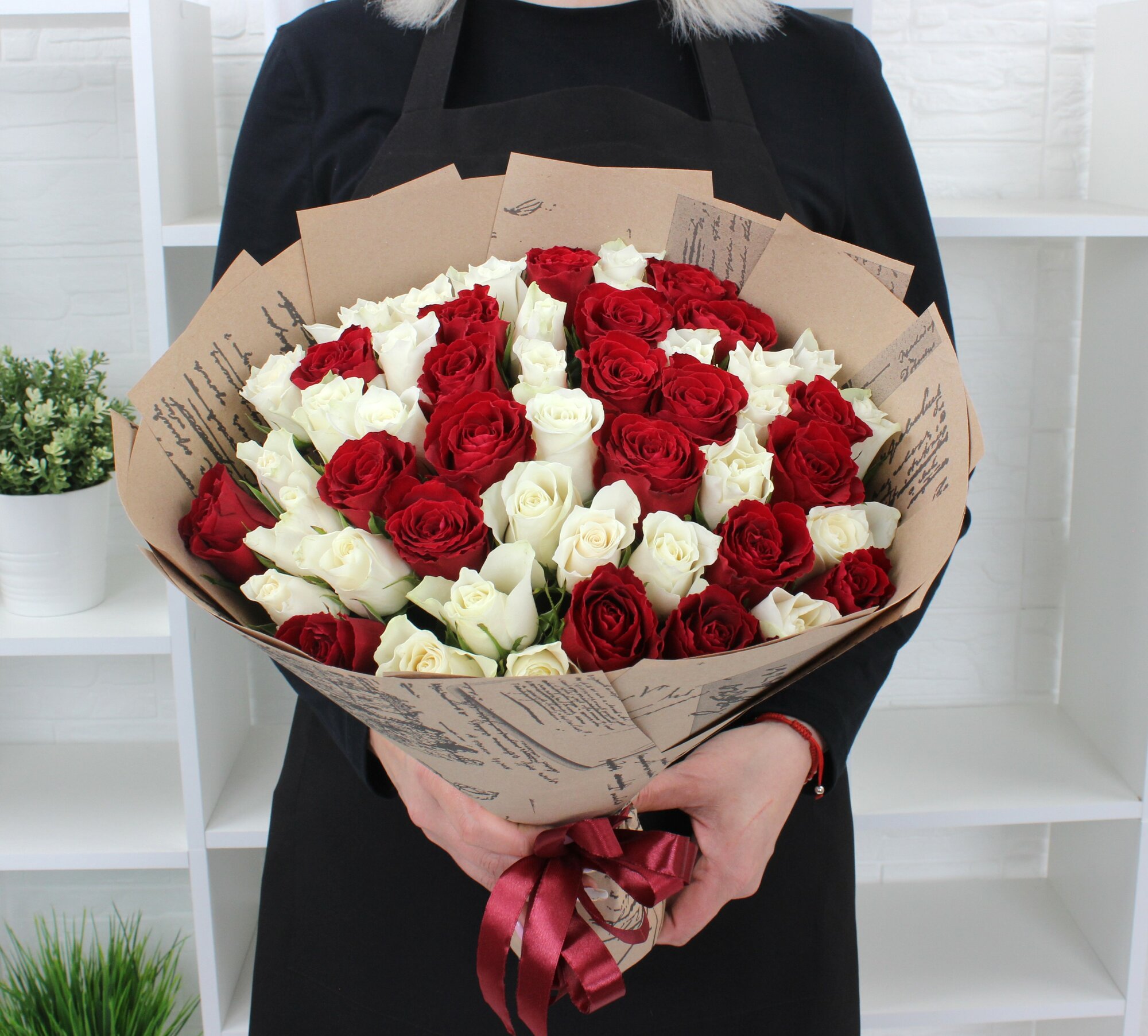 Монобукет THE FLOREAL красная и белая роза 51 штука, высота 40 см, с бантом