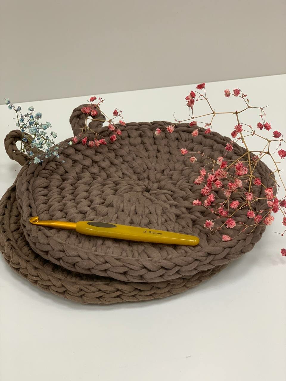 Подставка вязанная коричневая