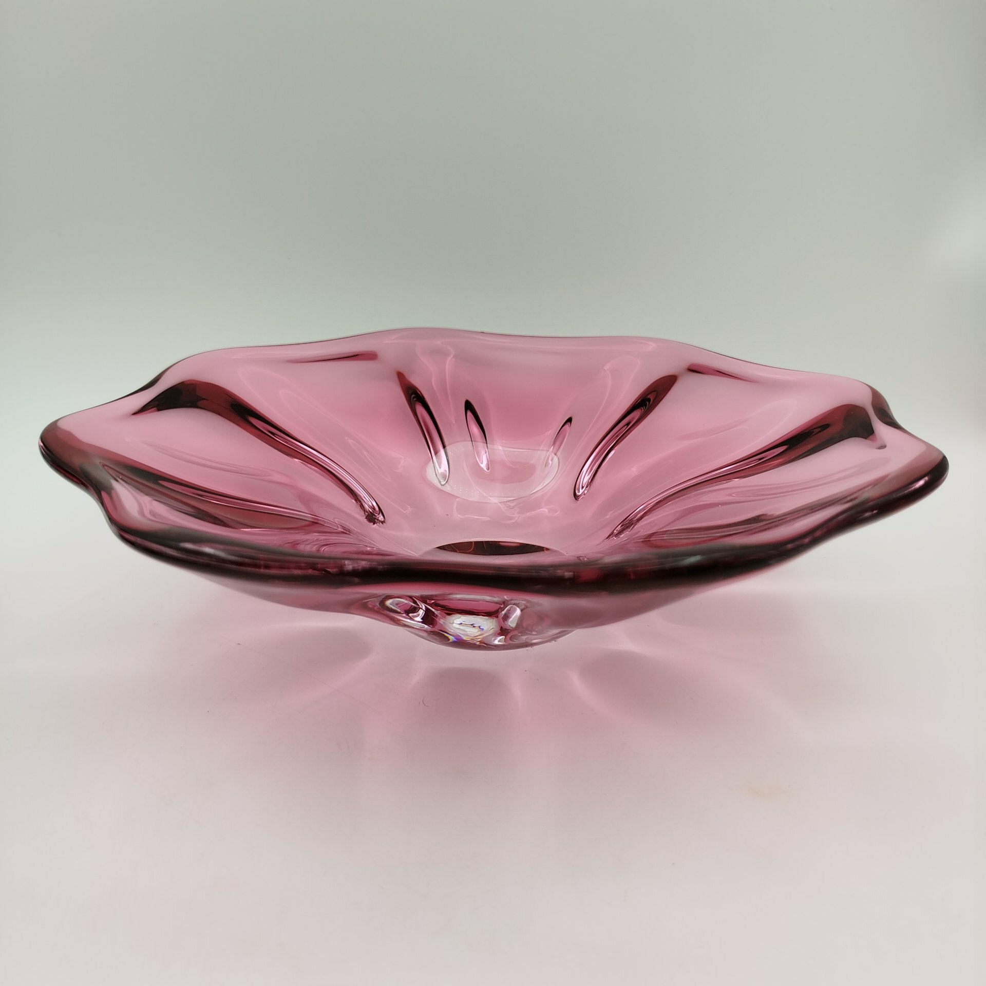 Ваза (фруктовница) розового оттенка, стекло, гутная техника