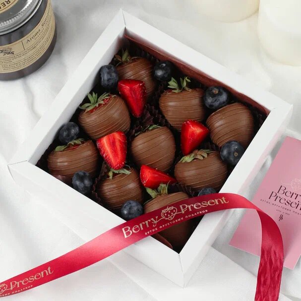 Клубника в шоколаде в коробке Набор "Сладкий День" Berry Present, XS, 9 ягод