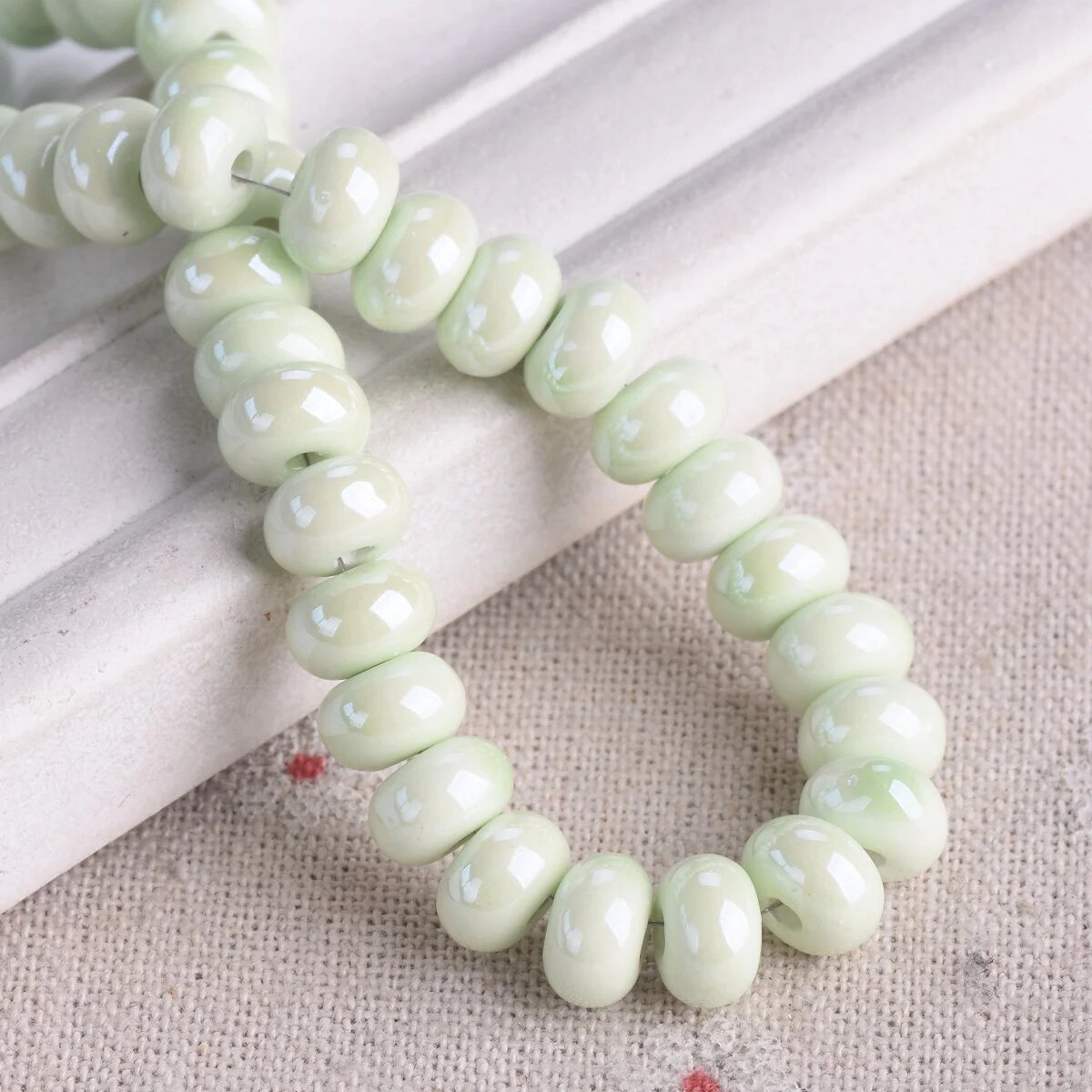 Бусины керамические Pale Green 6x4mm 30шт