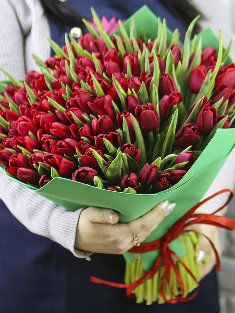 Букет из красных тюльпанов 101 штука, шикарный букет, букет страсти, яркий букет