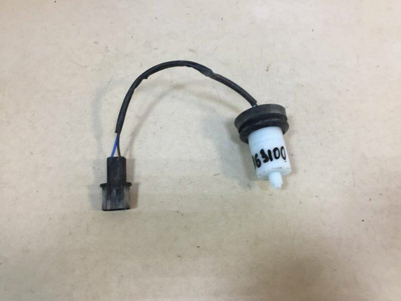 Датчик уровня в бачок омывателя Hyundai Creta 2016