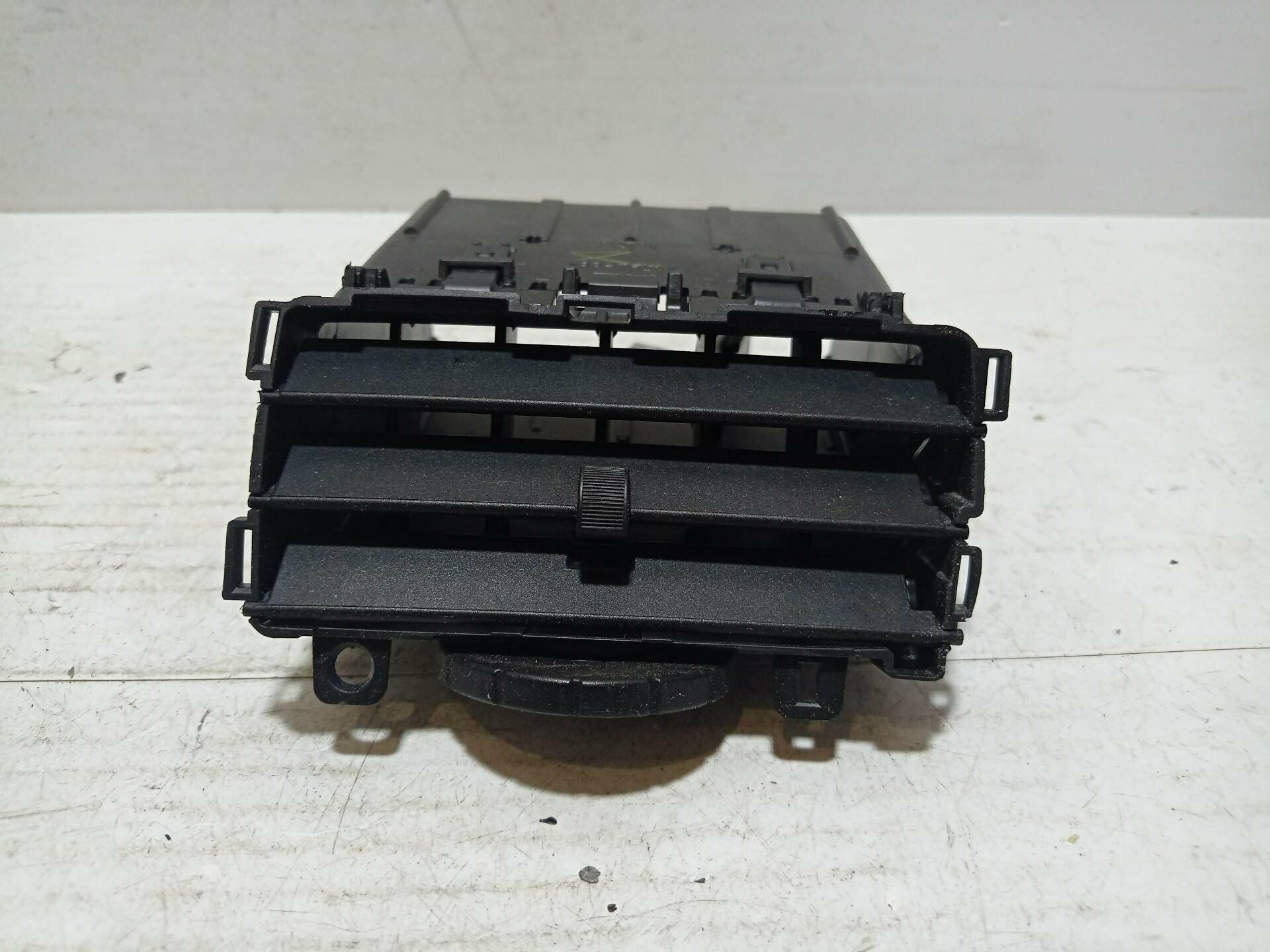 Дефлектор обдува салона центральный Chrysler Sebring 3 2009 T12179