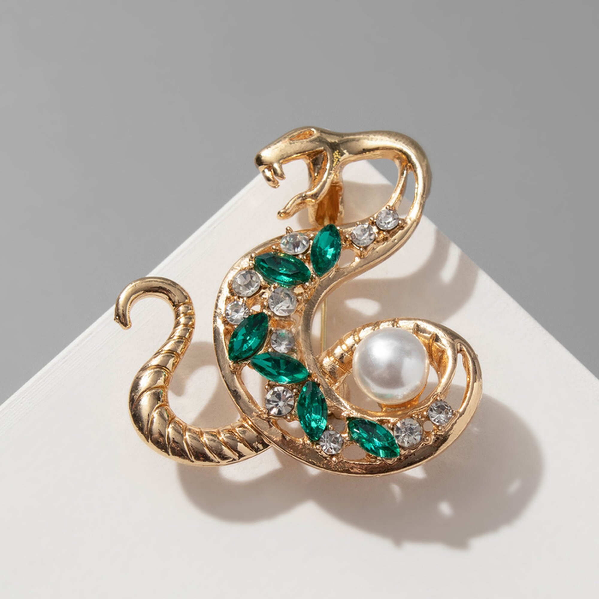 Брошь, стразы, пластик, стекло