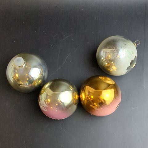 Ёлочные игрушки набор из 4 разных шаров, стекло, шикарная ручная роспись -цветы, листики, бабочка, матовые, винтаж СССР 1960-1980 гг