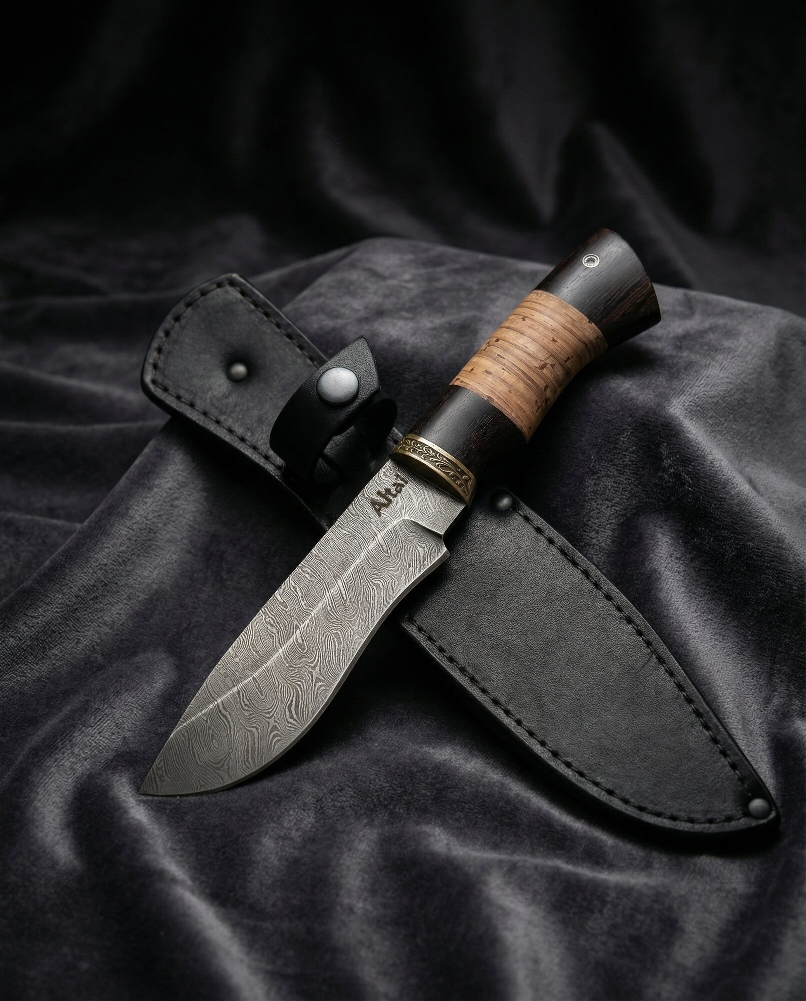 Нож "Алтай" из кованой дамасской стали с рукоятью из наборной бересты. Ручная работа