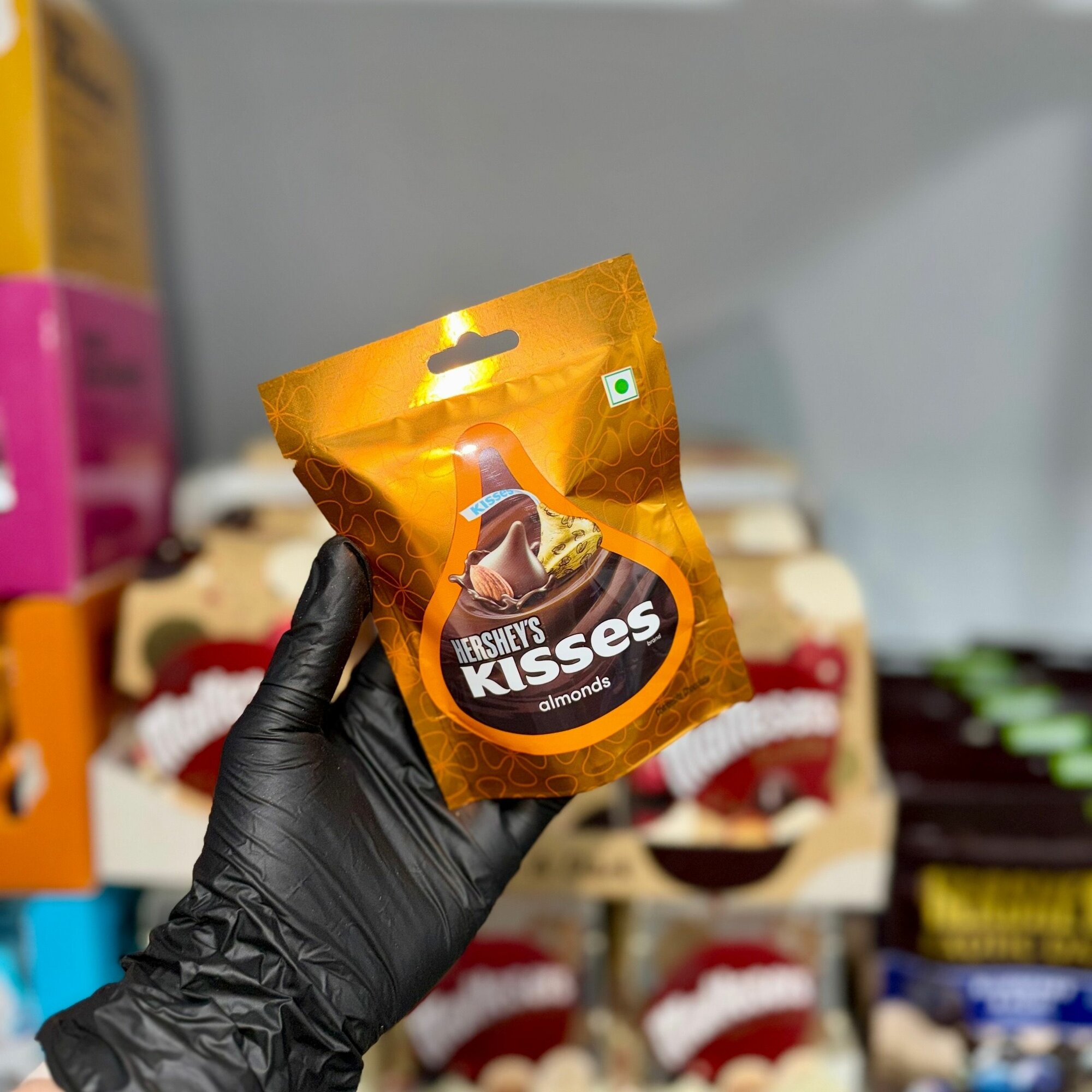 Шоколадные конфеты Hershey's kisses Almond/Хершес с миндалем 36 гр.