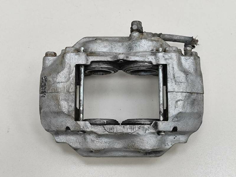 Суппорт передний правый Toyota Land Cruiser J100 1998-2002