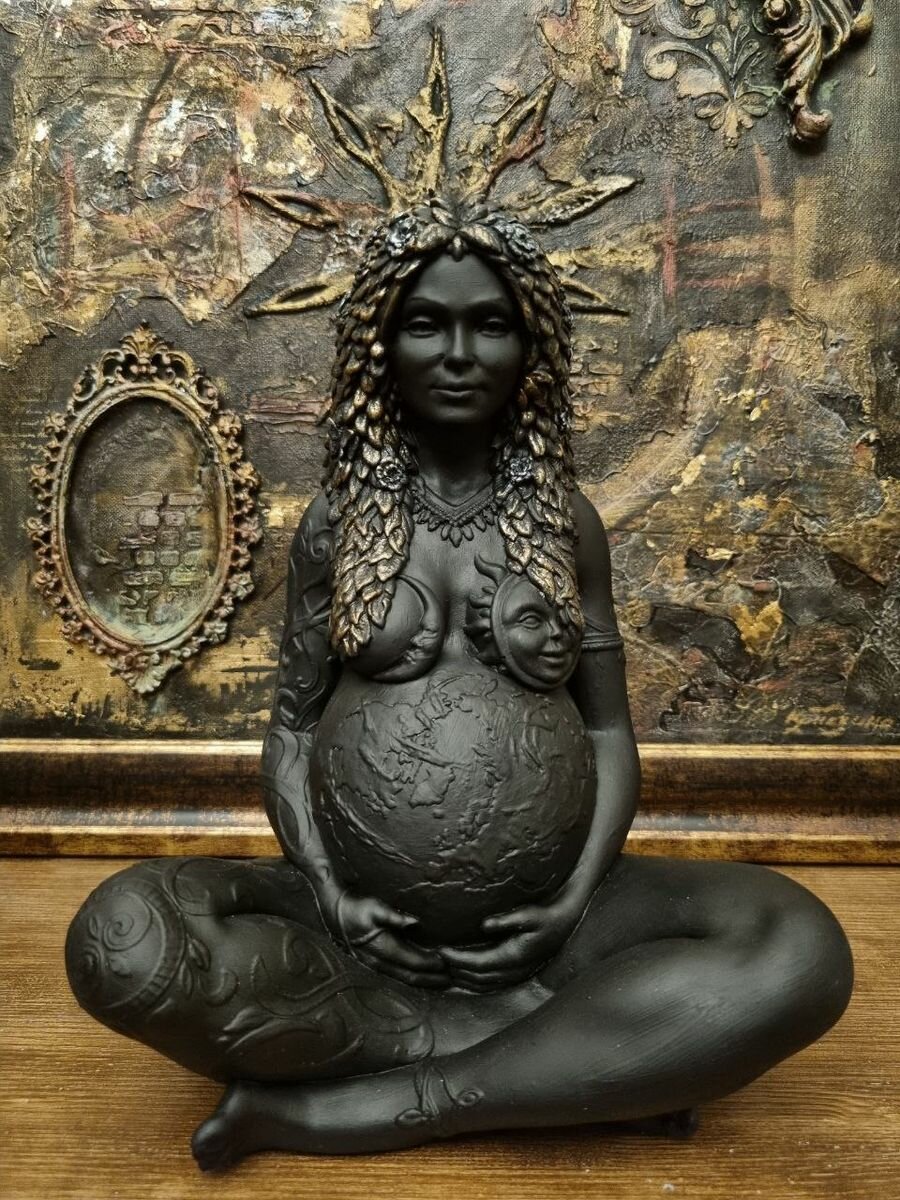 Статуэтка "Гея. Мать Земля" Семейное Производство Лидер , гипс, ручная работа, высота 43 см, цвет черный