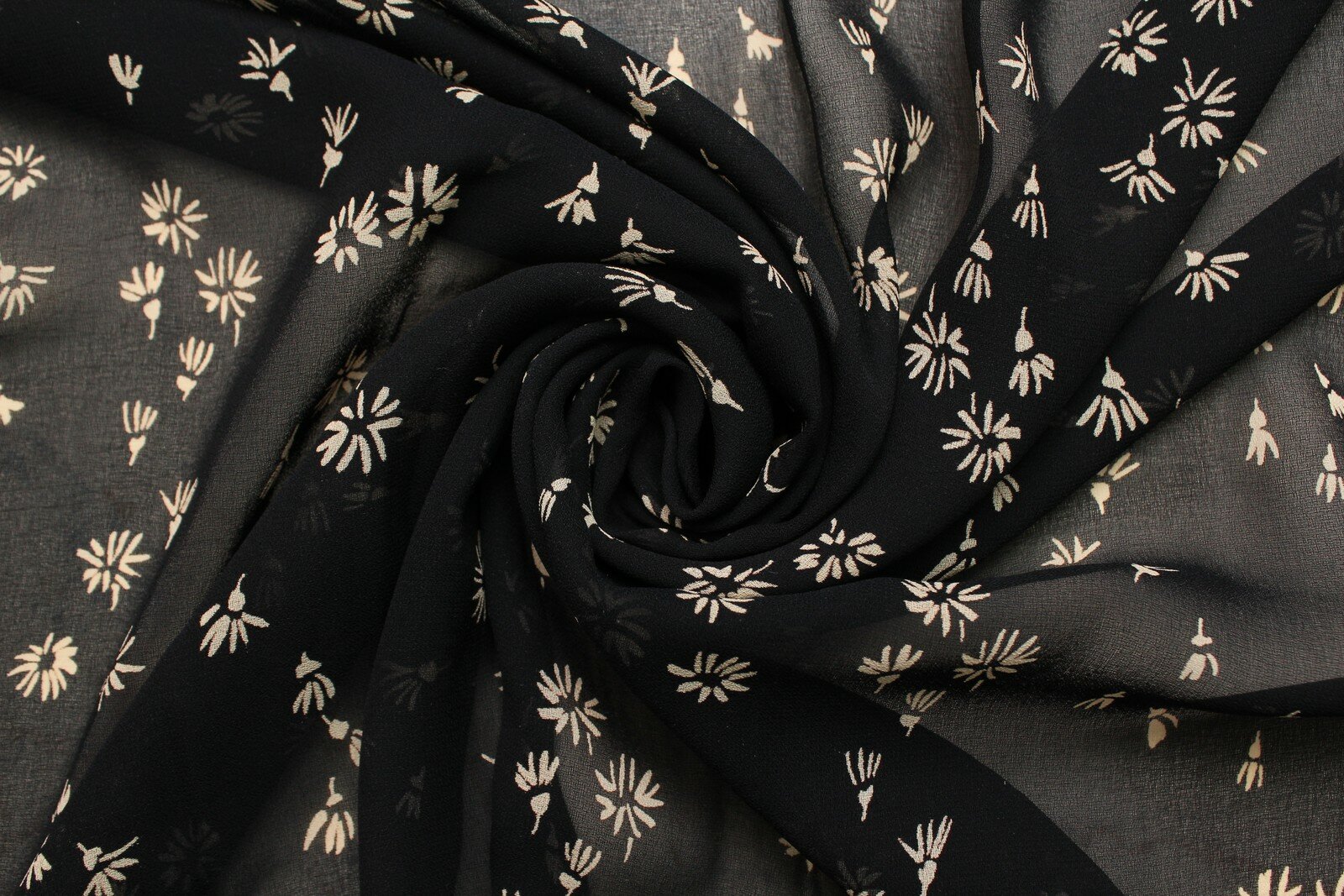 Ткань Жоржет-вискоза, молочные цветы на чёрном фоне, ш134см, 0,5 м