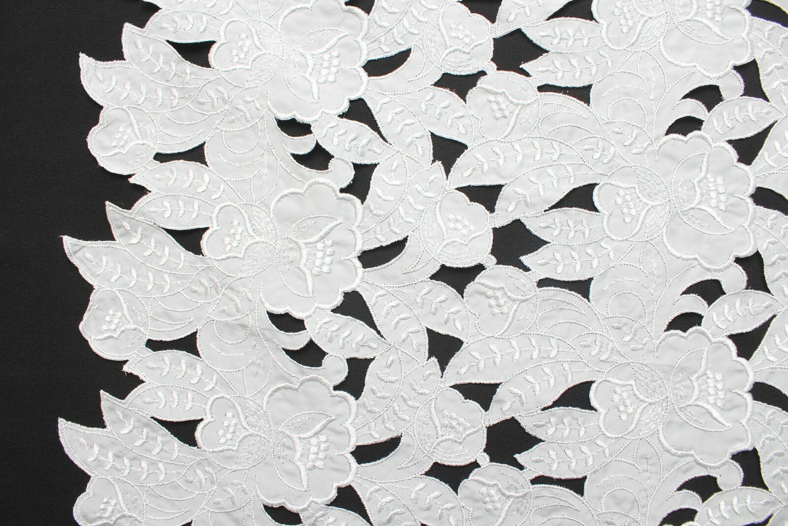 Ткань Вышивка ришелье (perfori) хлопком на тафте белого цвета, кайма, ш134см, 0,5 м