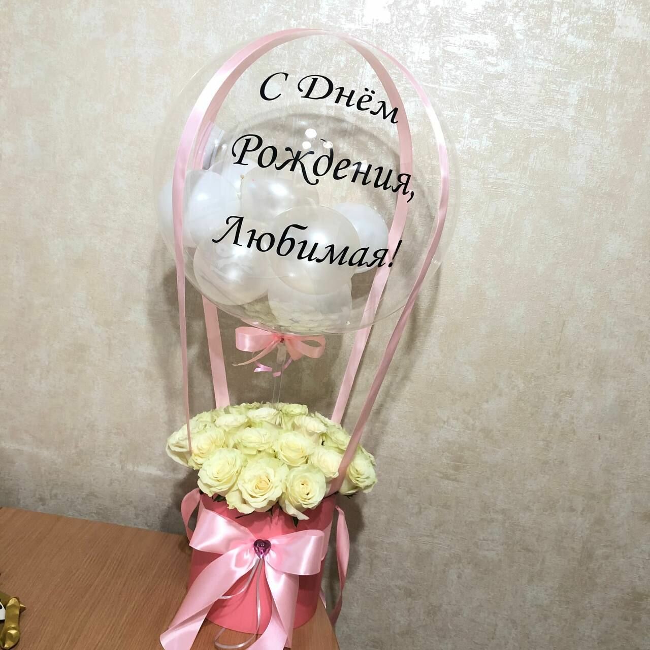 Белые розы 25шт / Букет в коробке с шаром баблс / Цветы живые