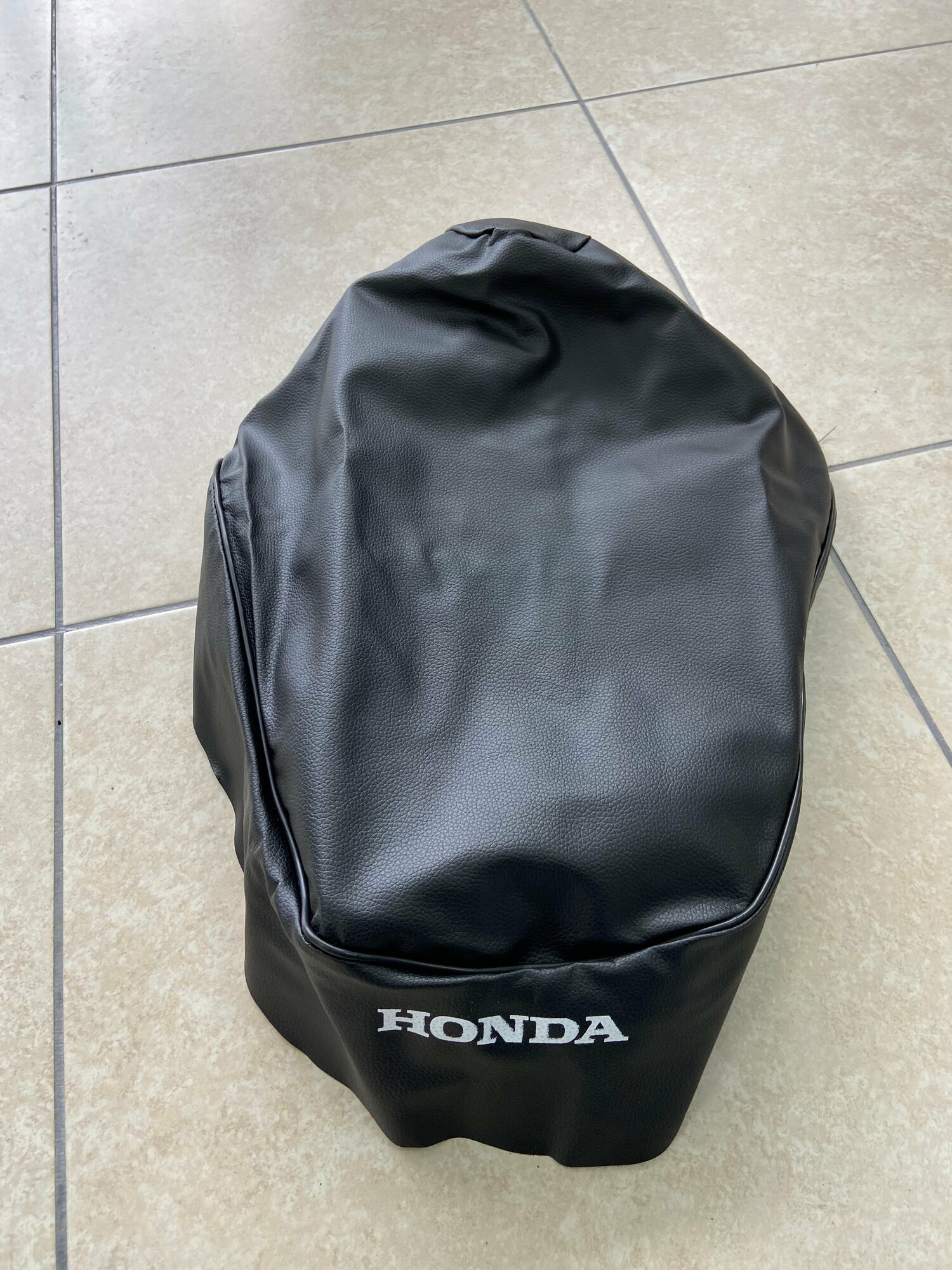 Чехол сиденья на скутер Honda DIO AF 34, 35, ZX (черный, с надписью).