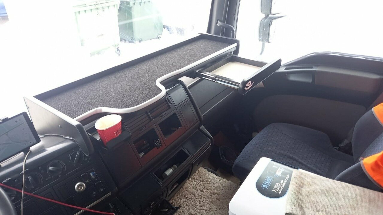 Стол полка для МАН TGL XXL Широкая каб Черная кожа Черный ромб Белая труба