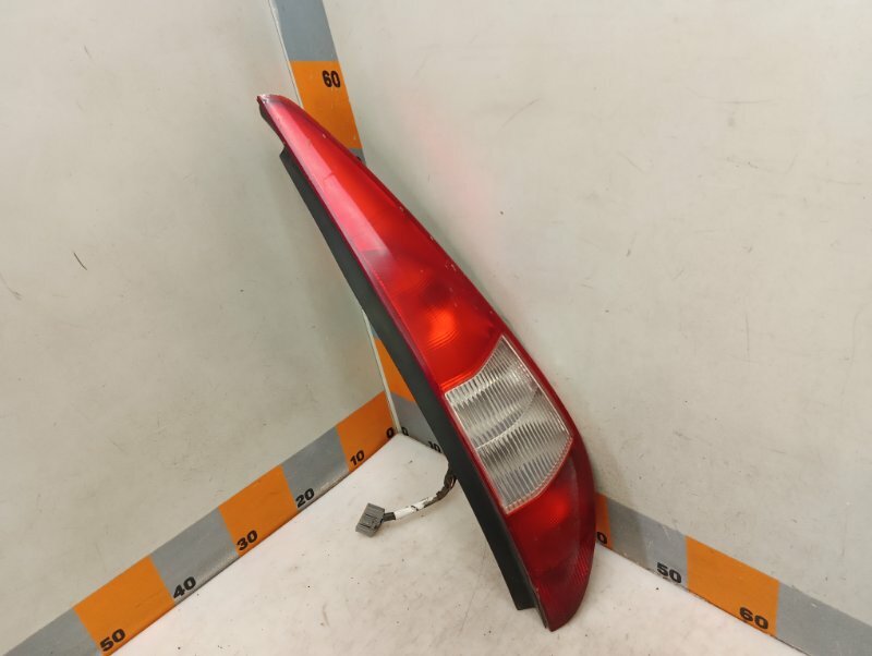 Б/У универсал, оригинал, Форд Мондео 3 Фонарь задний правый Ford Mondeo 2001 3 303143 FORD арт. 1S7113404C