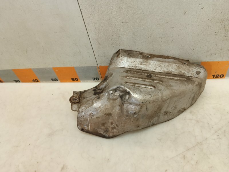 Б/У дефект, Фольксваген Пассат Б5 Экран тепловой Volkswagen Passat 2000 B5 347083 VAG арт. 071253037B