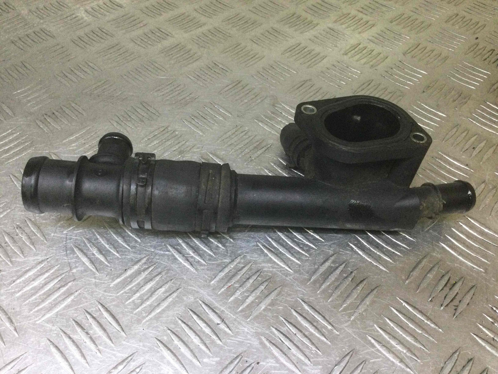 Б/У Фланец (тройник) системы охлаждения Volkswagen Passat B5+ [рестайлинг] (2000-2005) 2005 г.