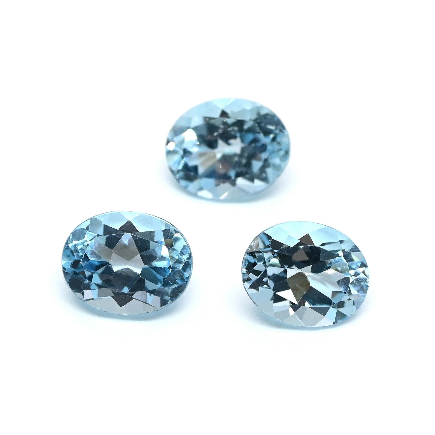 Кабошон из голубого топаза овал 8*10мм в ювелирной огранке, 3,35ct