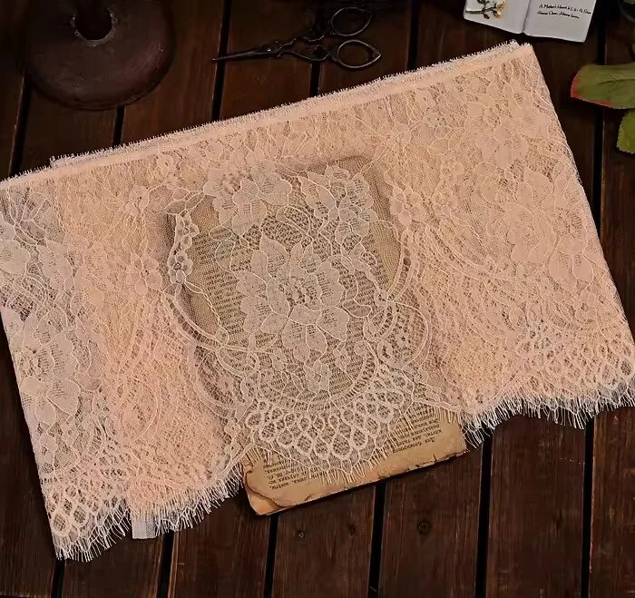 Кружево шантильи белое с рисунком, apricot pink, 3 метра