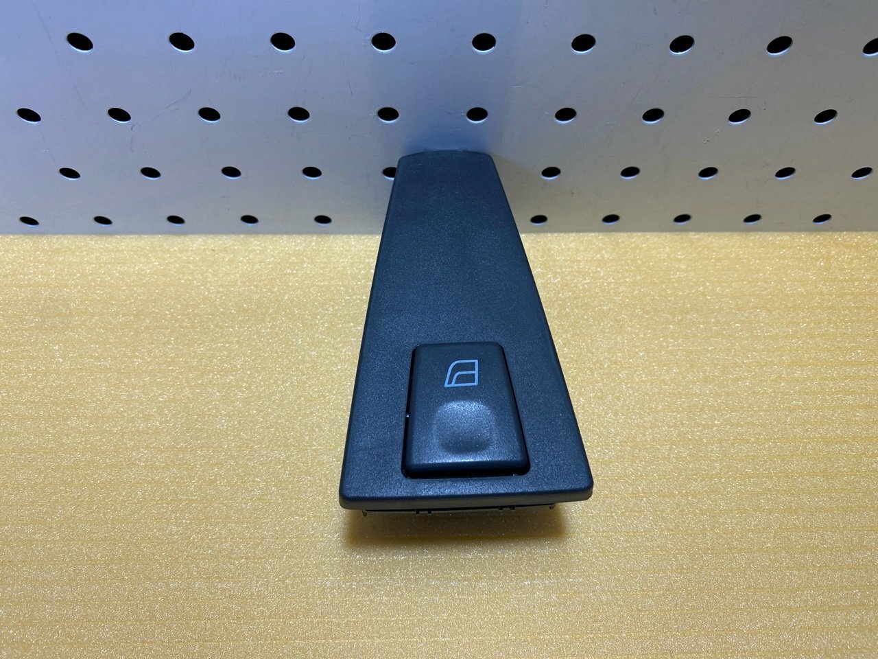 Панель управления стеклоподъемниками VOLVO FH FM (ВОЛЬВО ФШ ФМ)правая (пассажирская)