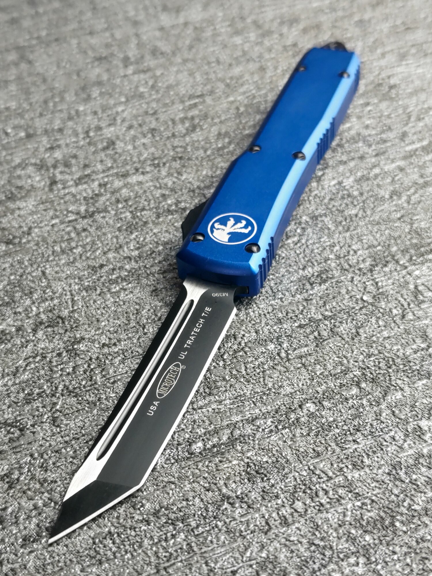 Нож автоматический складной фронтальный Microtech сине-черный Танто